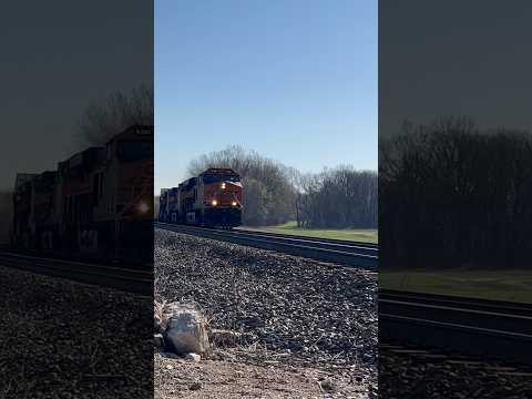 70 mph Z train rounds the curve!! #bnsf #bnsfrailway #train