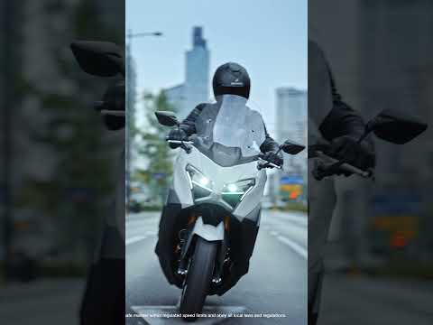 2025 Yamaha TMAX & TMAX Tech MAX: MAX is in details.