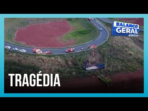 Ônibus cai em ribanceira no anel viário norte de Uberlândia | BALANÇO GERAL MANHÃ