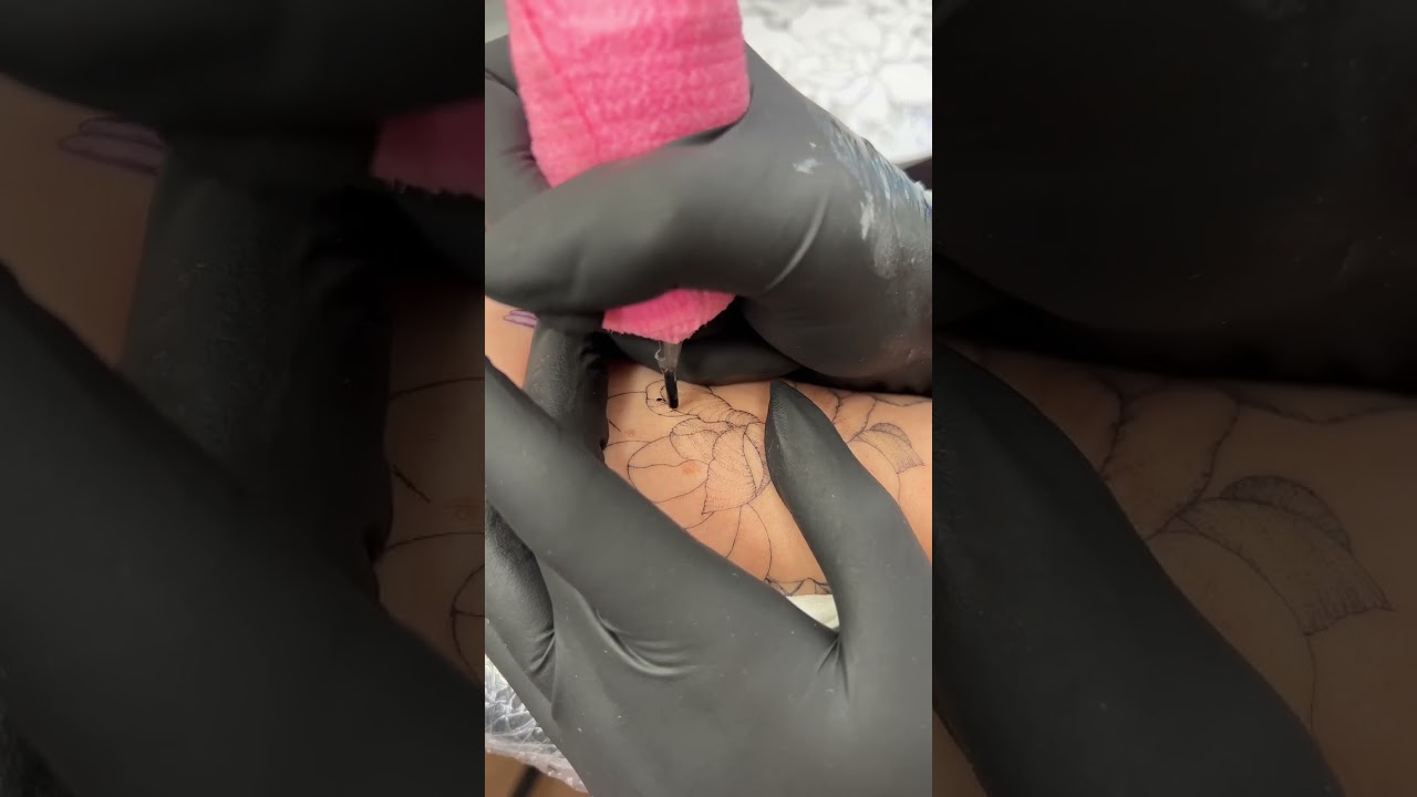 Watch me tattooing a fineline hummingbird & floral with single needle 🐦🖤