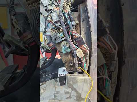[Massey Ferguson 6190] Ep 2 - What I found until now - part 2 (hydraulic sensors area and interior)