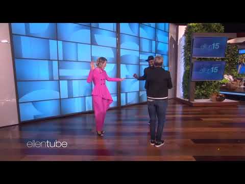 Sarah Paulson dancing to the American Horror Story theme song
