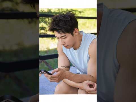 Huang Jingyu (Johnny) has a very amazing body, with a smooth muscle line and an excellent level!