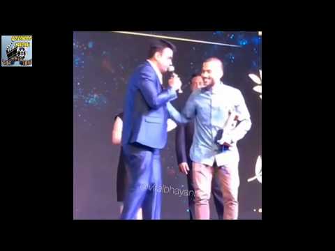 Anand Ahuja Removed His Shoes On Stage And Gifted Them To Siddharth Kannan Hosting An Award Show