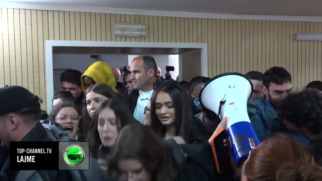 Top Channel/ Studentja me lot në sy i drejtohet profesorit: Më ke ... Top Channel/ Studentja me lot në sy i drejtohet profesorit: Më ke ...