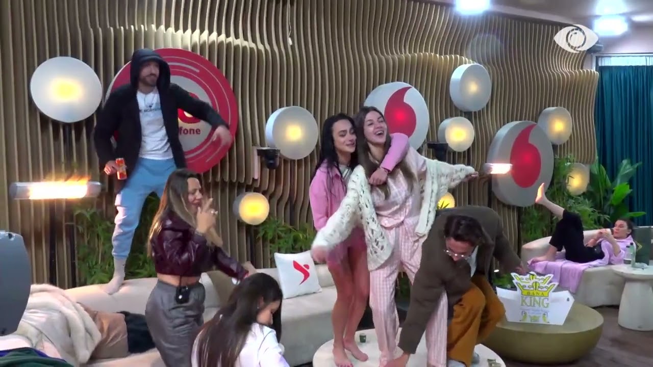 Ndizet atmosfera/ Banorët hipin mbi tavolinë dhe nisin të kërcejnë nën ...