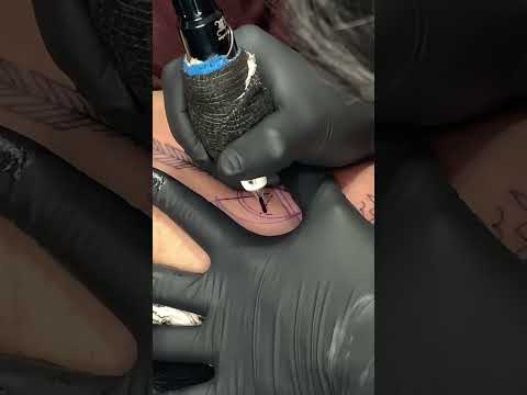 Tatuando el brazo #tattooartist #tattoo #youtubeshorts #shorts #tatuajes #tattoolover