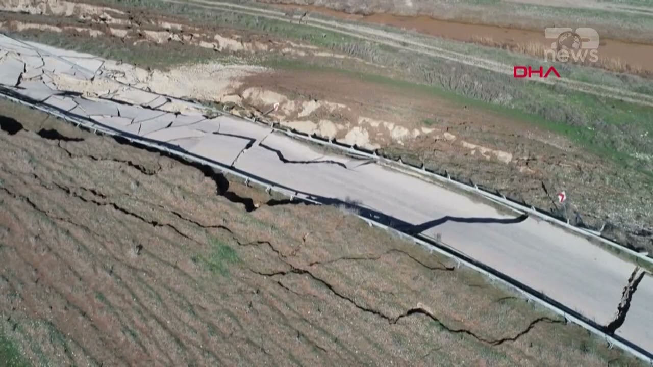 Top News- Ja si tërmeti ‘shkërrmoqi’ autostradën! Pamjet drithëruese ... Top News- Ja si tërmeti ‘shkërrmoqi’ autostradën! Pamjet drithëruese ...