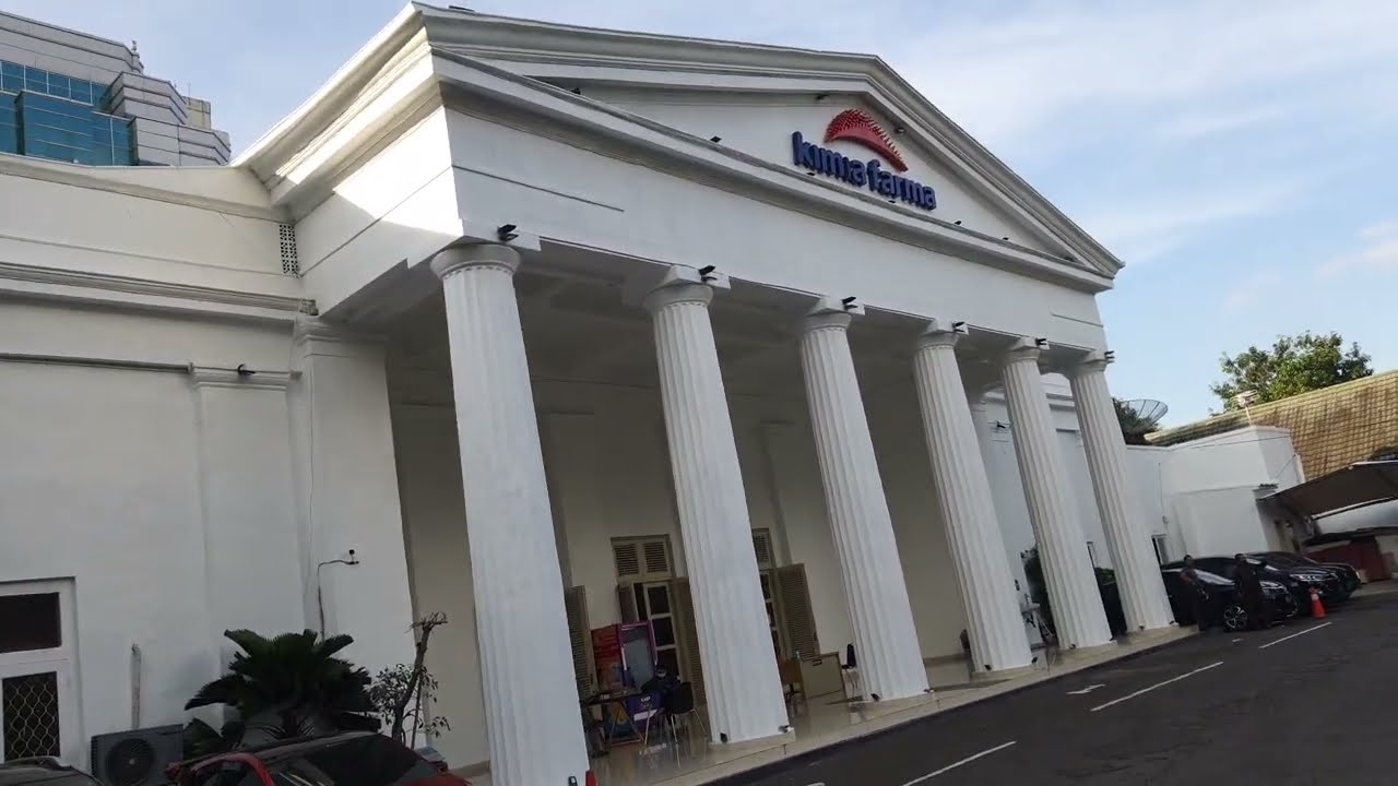 Megah nya Kantor Pusat Kimia Farma Jakarta sore hari