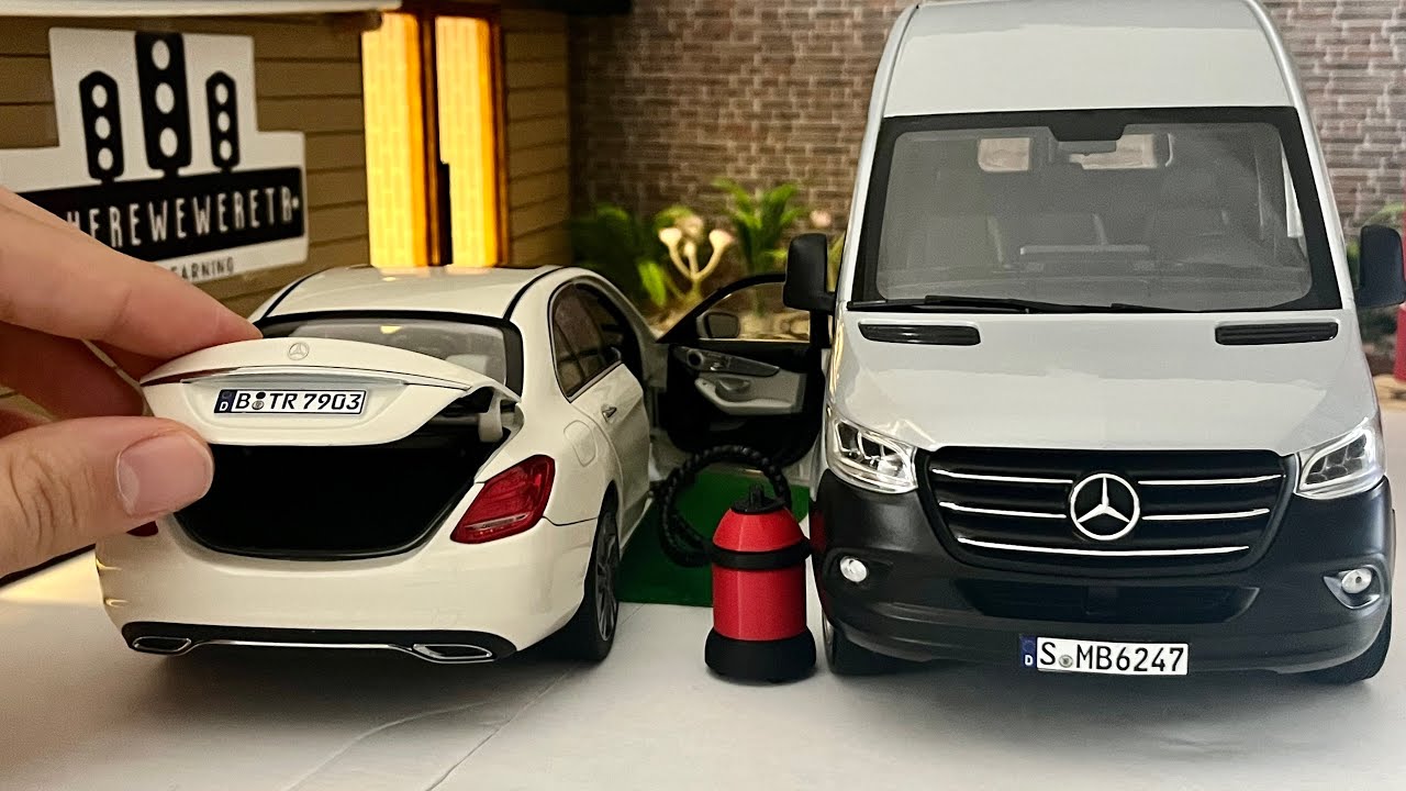 Një makinë Sedan punon me një furgon gjigant panel | Mercedes 1:18 Makina model në miniaturë