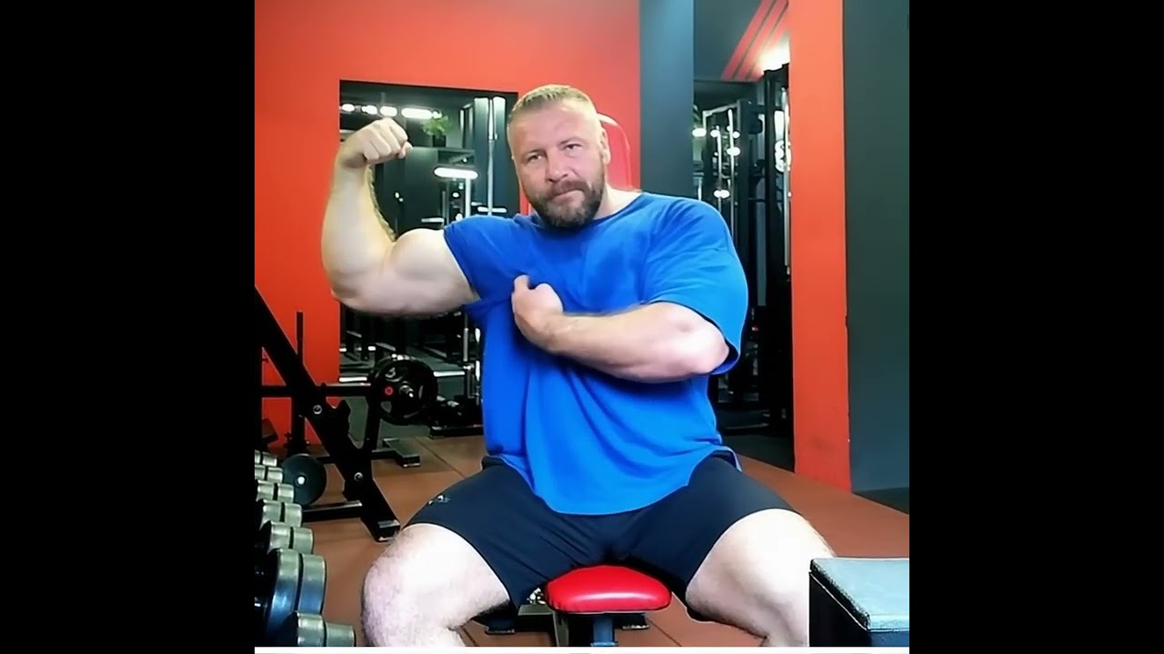 Musclebear Ptsandre Flexing his Biceps