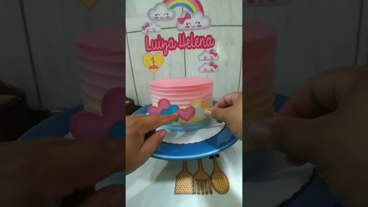 Colocando topper no bolo