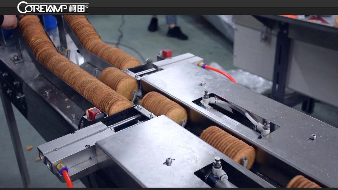 Trayless biscuit flow wrapping machine