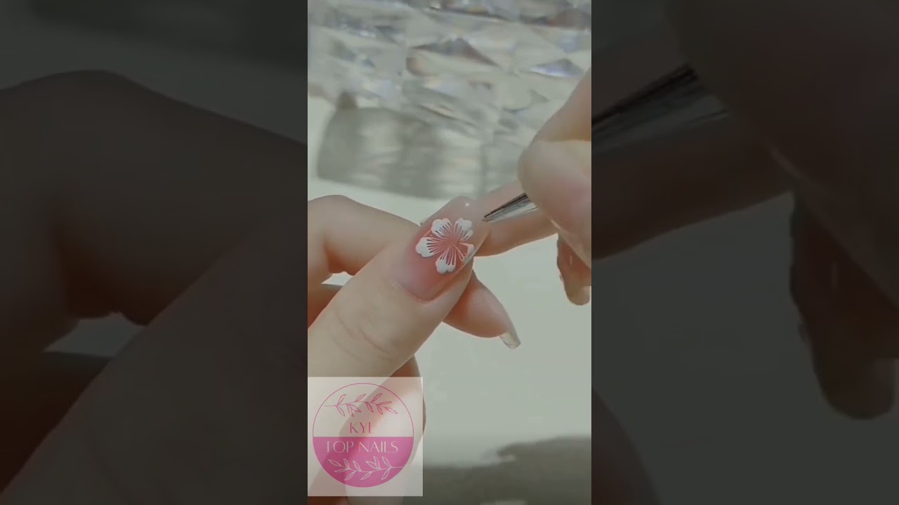 Diseño de flor fácil 🌸 con esmalte semipermanente - flower  Nail Art 💅🏼