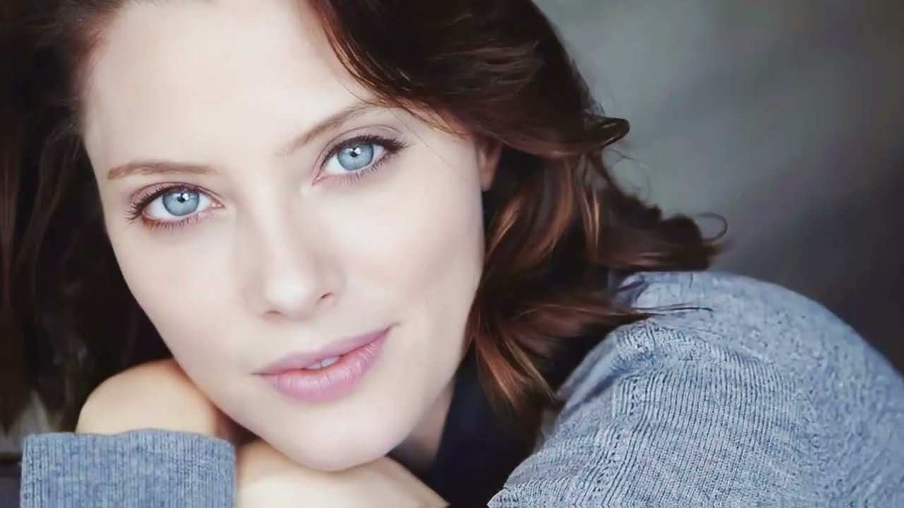 April Bowlby , 45 , Shows Her Huge Size In New Bikini Photos