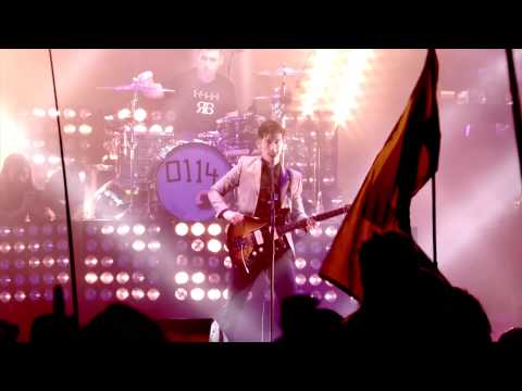 8 Lead Singers Who Are (Or Were) Also Great Lead Guitarists in Their ...