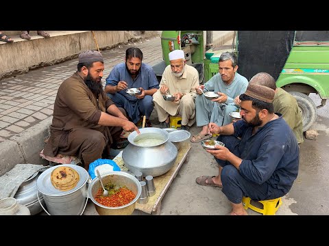 100/- Rs 60 YEAR'S OLD ROADSIDE BREAKFAST 😍 MAKKI ROTI WITH DAHI SAAG | CHEAP STREET FOOD BREAKFAST