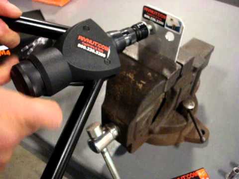 Plusnut Installation Demo with an 140-2000 Hand Tool