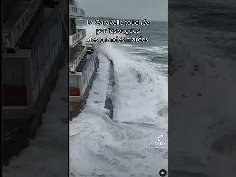 Le bar La Caravelle touché par la puissance des vagues à Saint-Malo lors des grandes marées