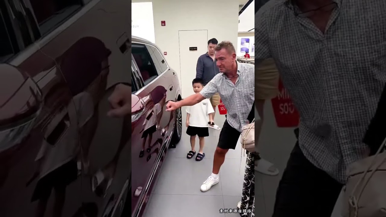 Huawei’s new car, the M8, opens the door with hand gestures 😱 #technology #china #huawei