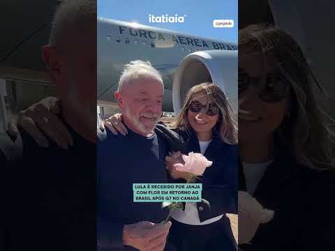 LULA É RECEBIDO POR JANJA COM FLOR EM RETORNO AO BRASIL APÓS G7 NO CANADÁ