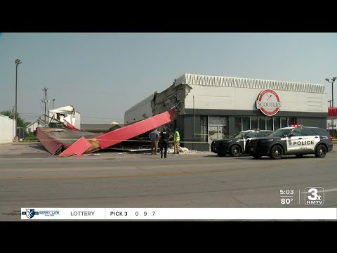 Awning collapse at Scooter's Coffee on N. 30th Street