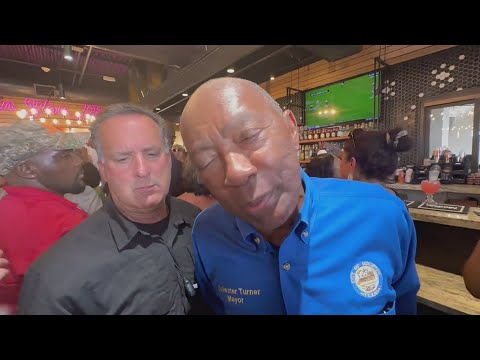 Houston mayor attends official grand opening of Shaq's Big Chicken restaurant