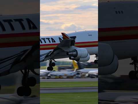 Kalitta 747-400 has wild bounce on landing at CVG Airport #shorts