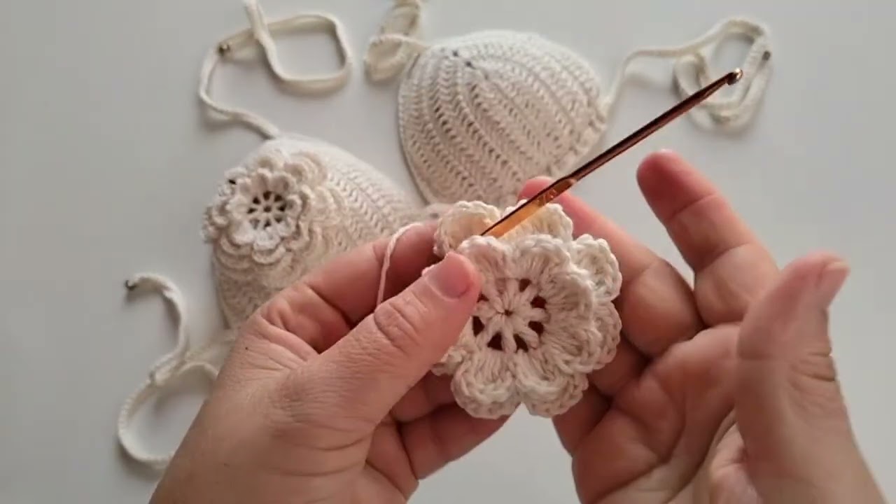 Step-by-step instructions for a layered flower crochet bikini top (size M) #crochet #bikini #enga...