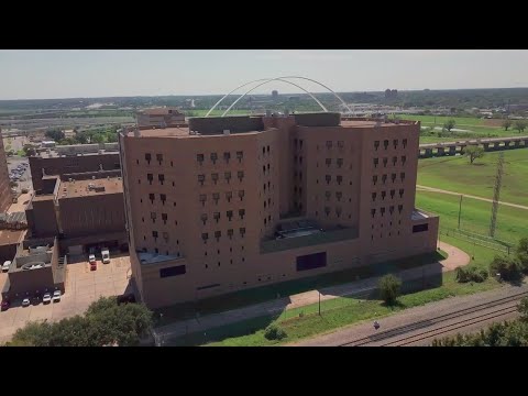 Dallas public defender charged while having relationship with inmate, disclosing victim info
