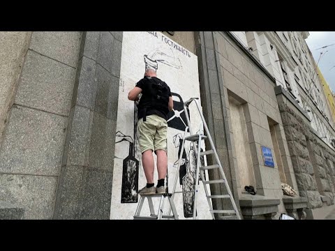 Ukraine street artist Gamlet 'under orders' to paint Kharkiv | AFP