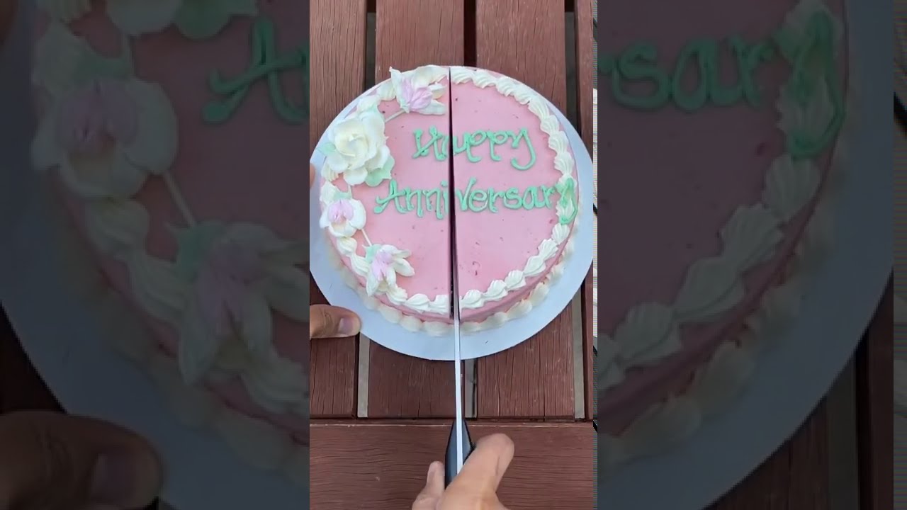 How to Cut a Round Cake Cleanly | Cutting a Cake