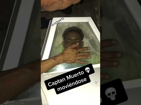 muerto moviéndose en su funeral