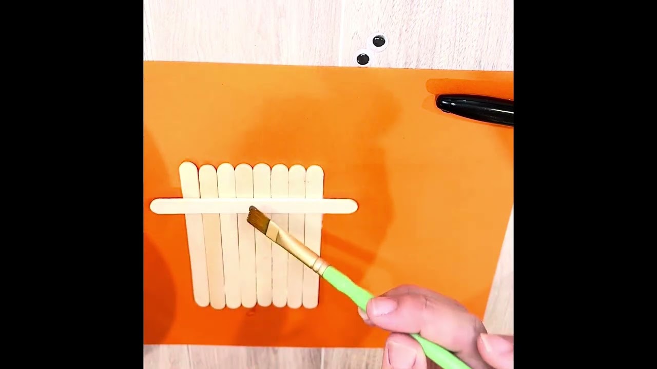 Popsicle Stick Scarecrow! @SeaSaltandSass  #kidcrafts #fallcrafts #toddlercrafts #scarecrowcraft