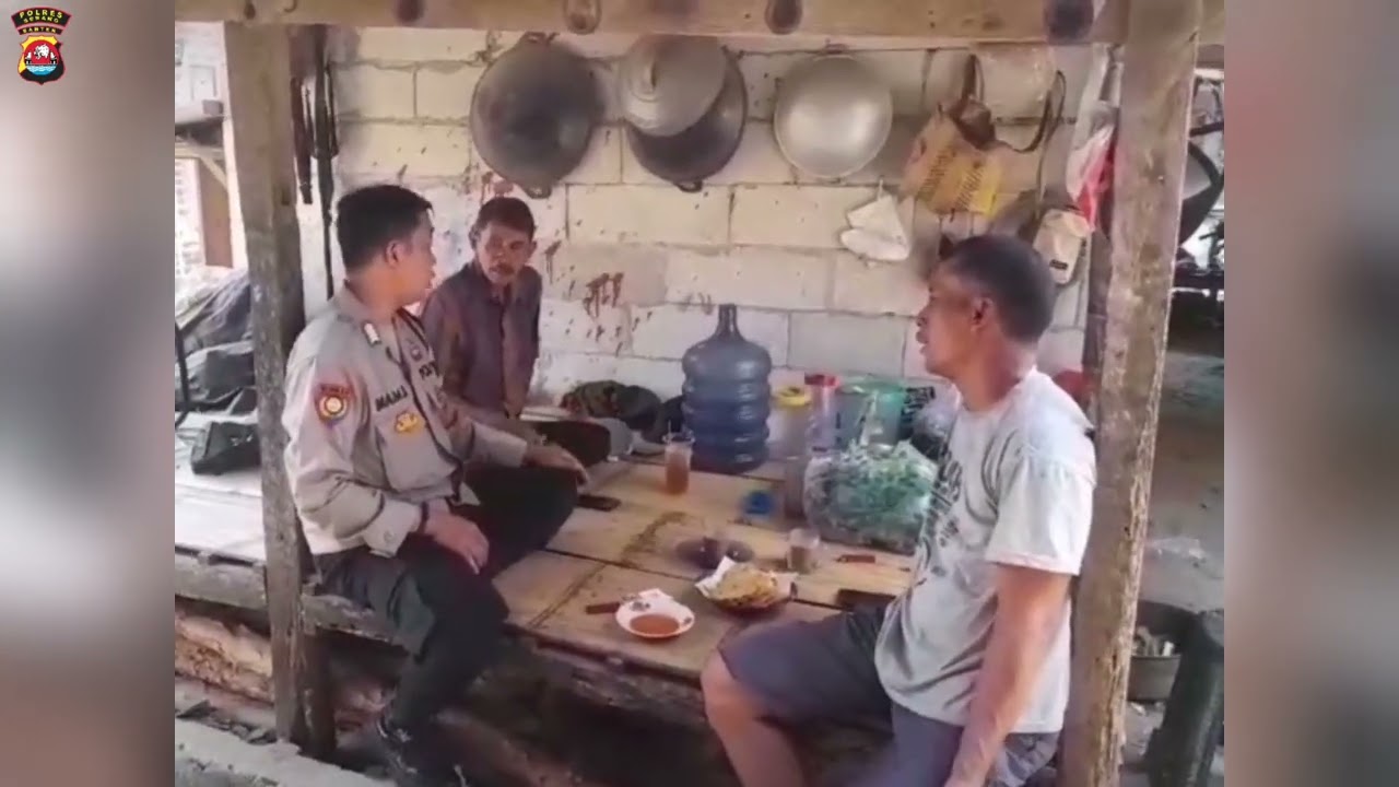 Giat sambang Bhabinkamtibmas Polres Serang  memberikan pesan Kamtibmas kepada warga desa binaan.