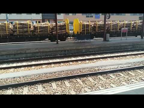 MW 256-213 con maderero entrando en la estación de Ponferrada