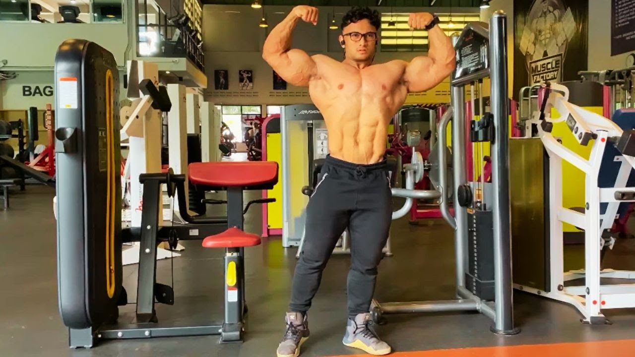 Thailand Bodybuilder Muscle Flexing #54