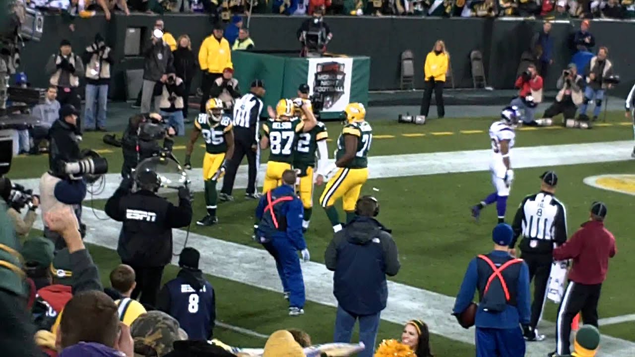 Jordy Nelson Lambeau Leap (Packers-Vikings: 11/14/11) (HD)