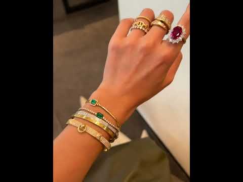 Do you want to wear all of these bracelets? #bulgari #vancleefarpels #cartierlovebracelet