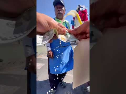 Street vendor in El Salvador gets blessed for his Kindess ❤️🇸🇻