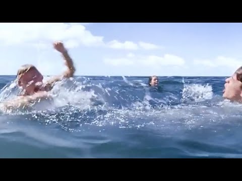 A painting suddenly spewed out a huge amount of seawater | Movie Review Part 1