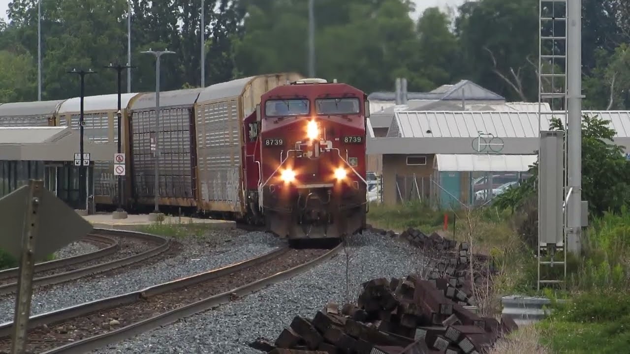 HAPAG-LLOYD HERITAGE UNIT! CP 8739, 8781, and 2231 on CP 236 at Streetsville!
