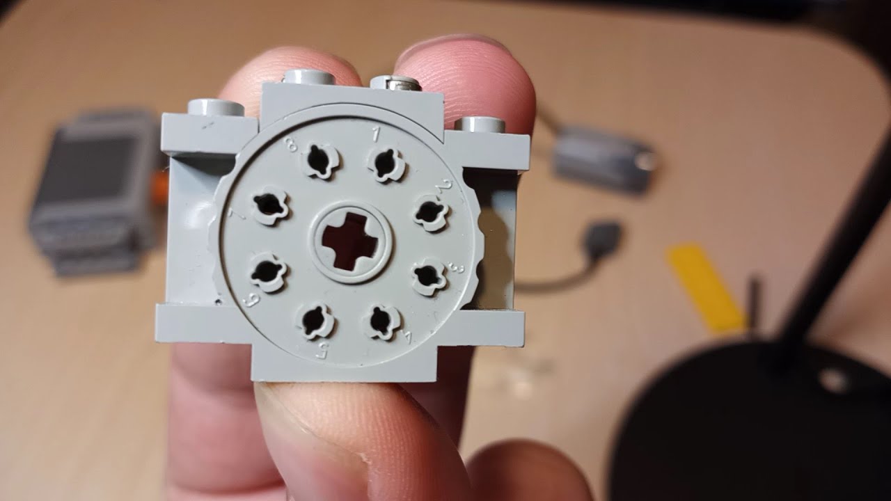 LEGO Fiber Optic Brick part no. 6637, an examination from Deebo Bricks.