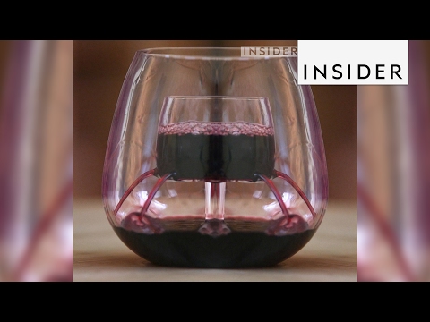 Dit glas heeft een ingebouwde wijnbeluchter en dat is precies wat we nodig hebben