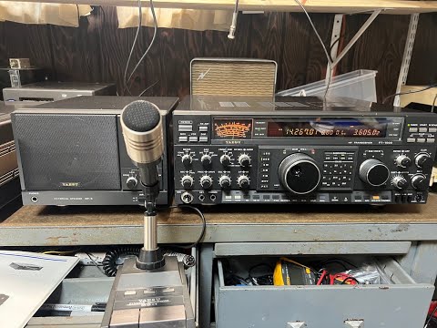 Yaesu 1000D Station with SP5 Speaker and MD1 Microphone