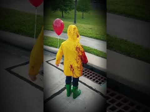 Pennywise it 2017 Georgie with bitten off arm