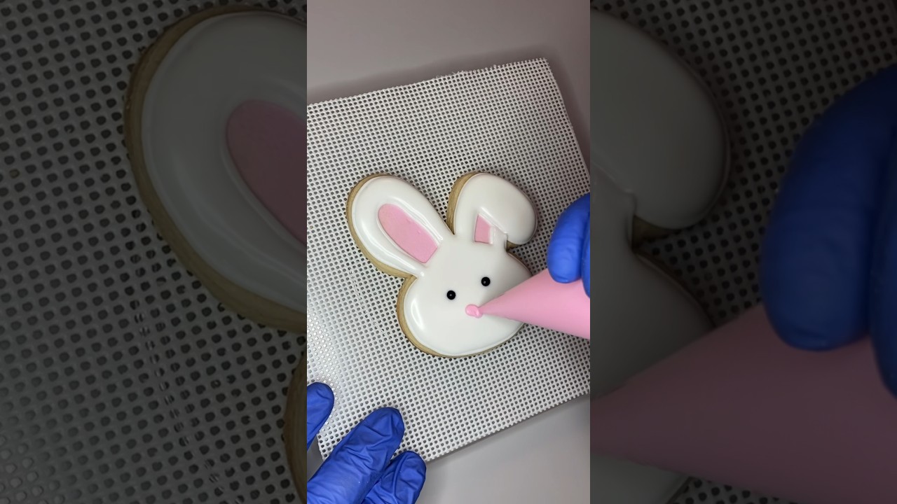 Easter bunny face cookie decorated with royal icing #cookiedecorating #royalicing #eastercookies