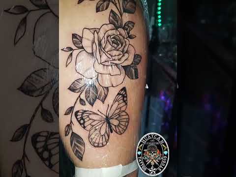 tatuaje de flores y mariposas