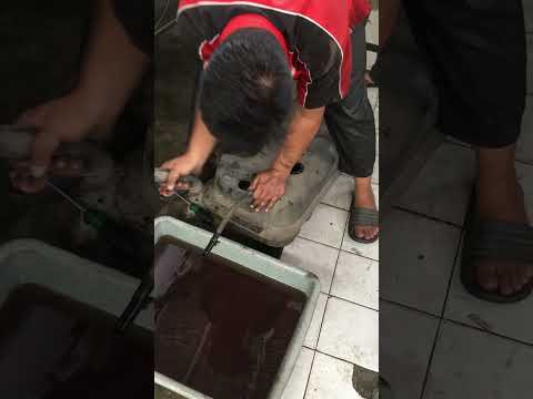 Kuras Tangki Bensin #bengkel #bengkelmobil #shorts
