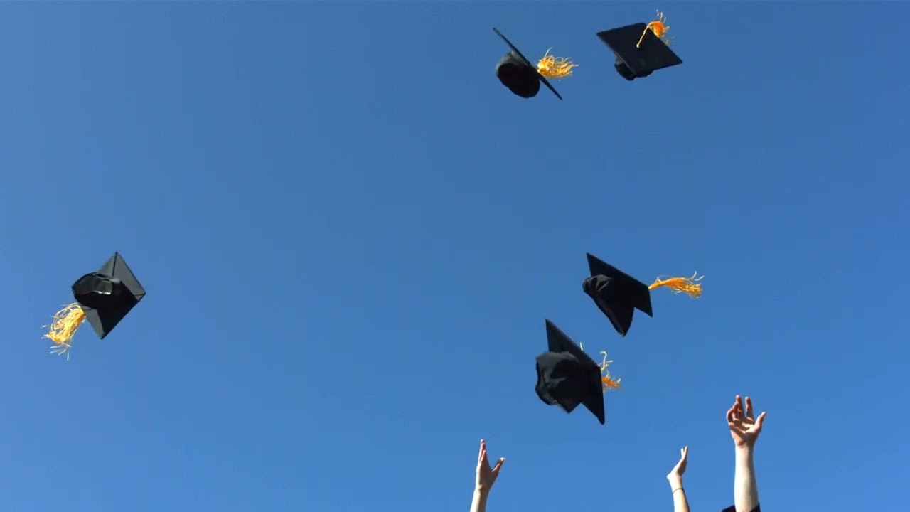 tossing graduation caps slow motion Graduación video